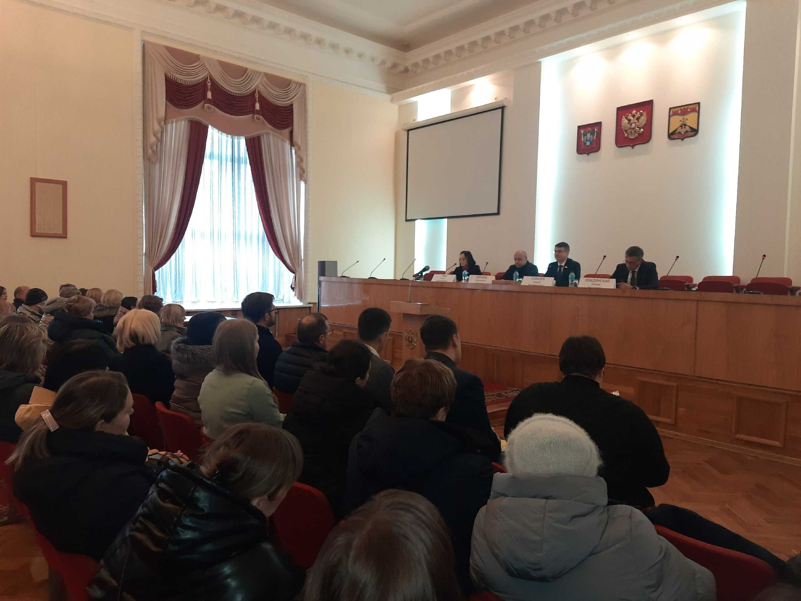 В администрацию Шахт позвали родителей школьников выбрать размер льготного проезда: видео ...